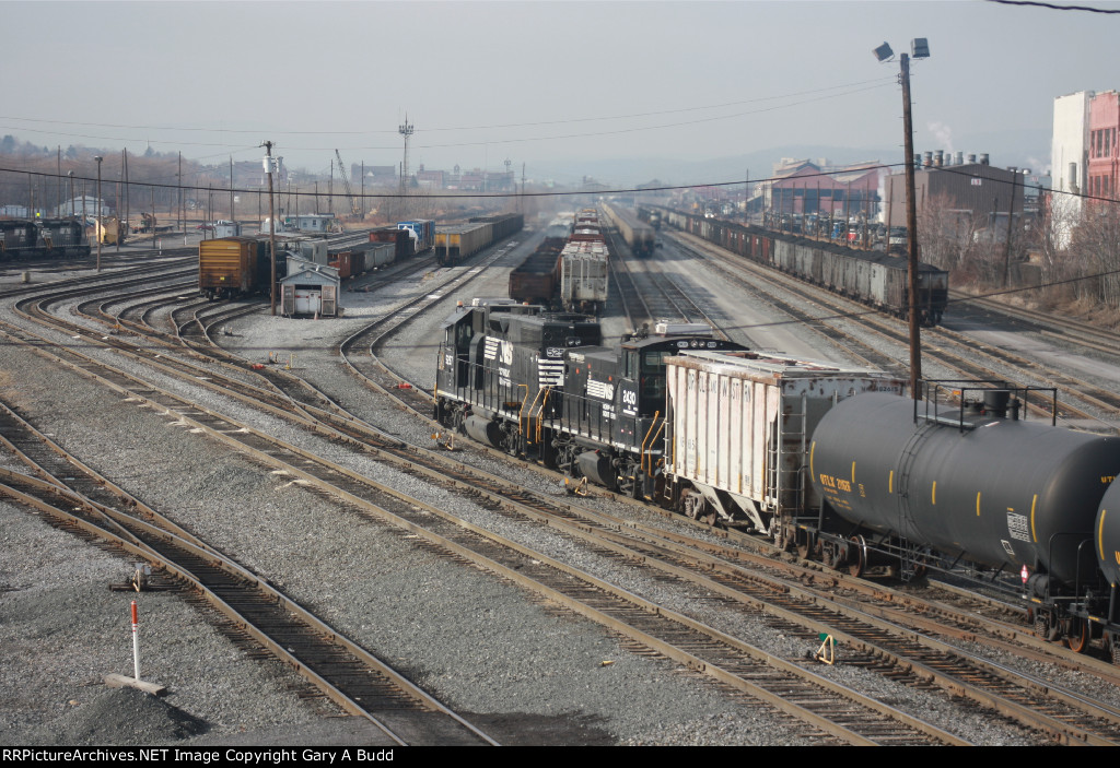 NORFOLK SOUTHERN GP38-2 5257 INTO ROSE YARD